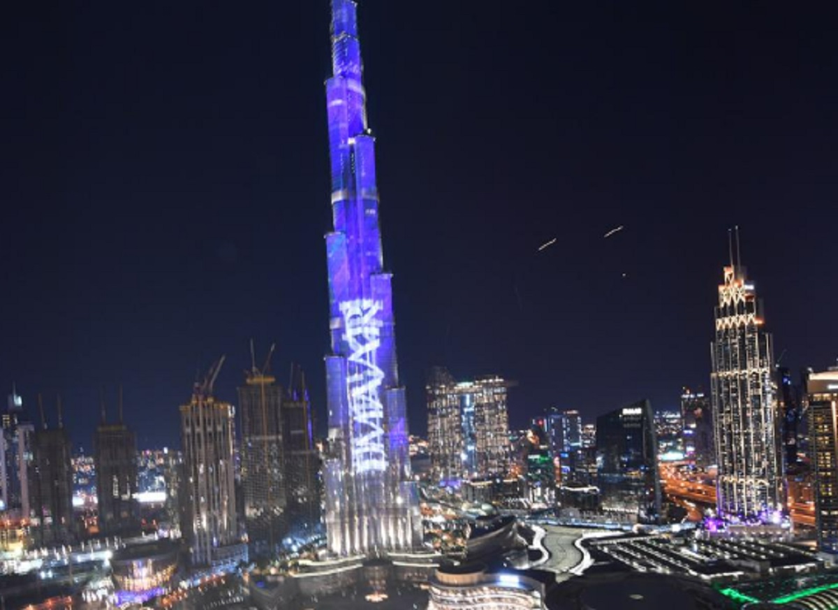 Video iz Dubaija prikazuje skok padobranaca s pričvršćenim bakljama ...
