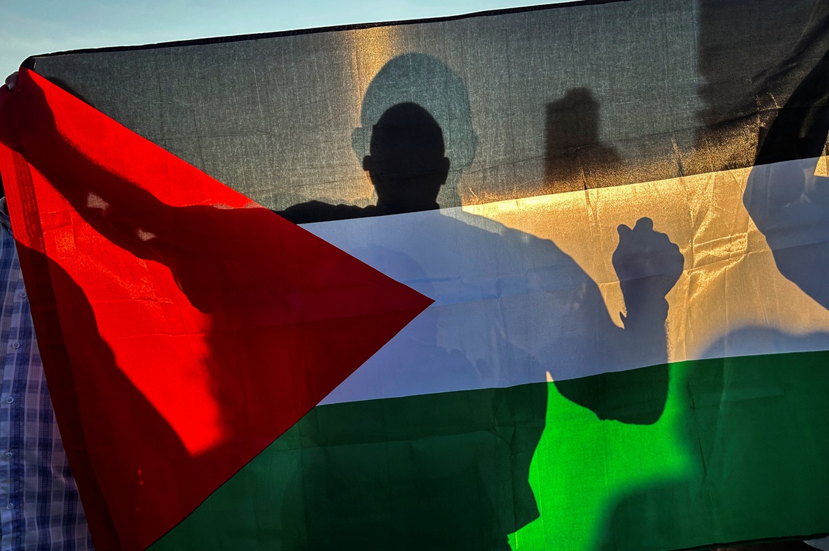 Snimka sa stotinama palestinskih zastava na norveškom stadionu je AI ...