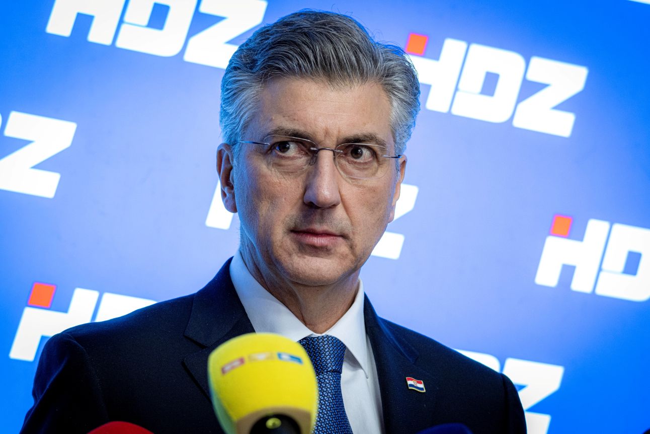 Ustavni zakon o Ustavnom sudu navodi da suci ne smiju pokazivati ...